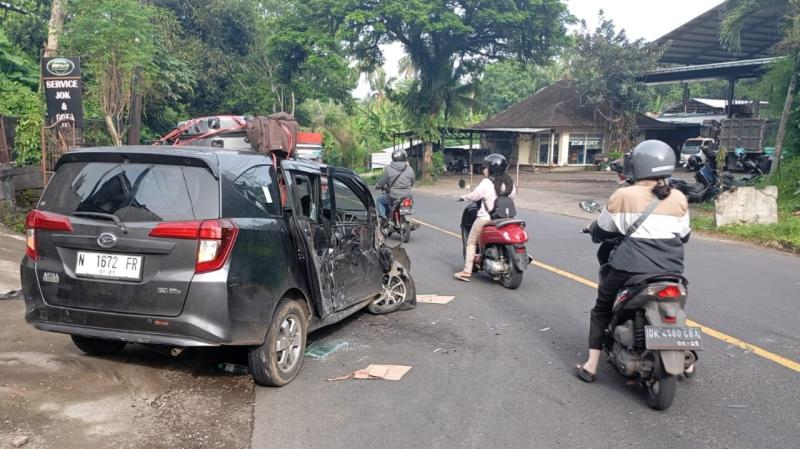 Sigra Hitam Ringsek Usai Tabrakan dengan Truk di Jalur Denpasar-Gilimanuk | Bali Tribune